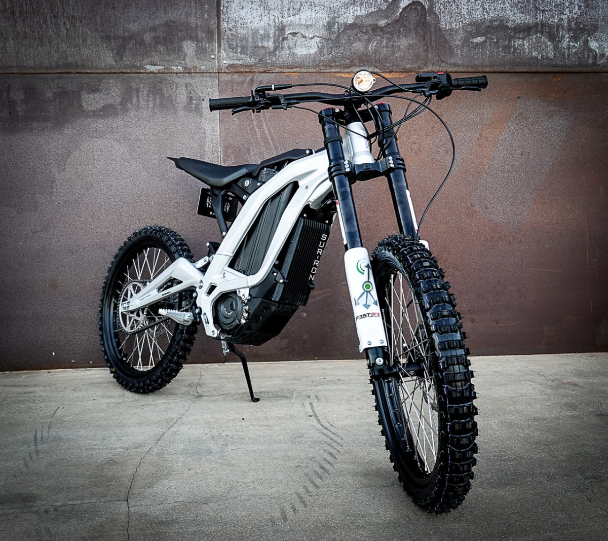The New Age Of Affordable Electric Motorcross : The Sur-Ron 60v 32Ah ...
